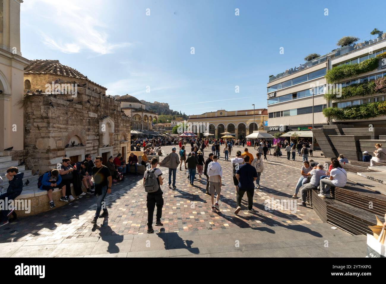 Bustling crowd locals tourists hi-res stock photography and images - Alamy