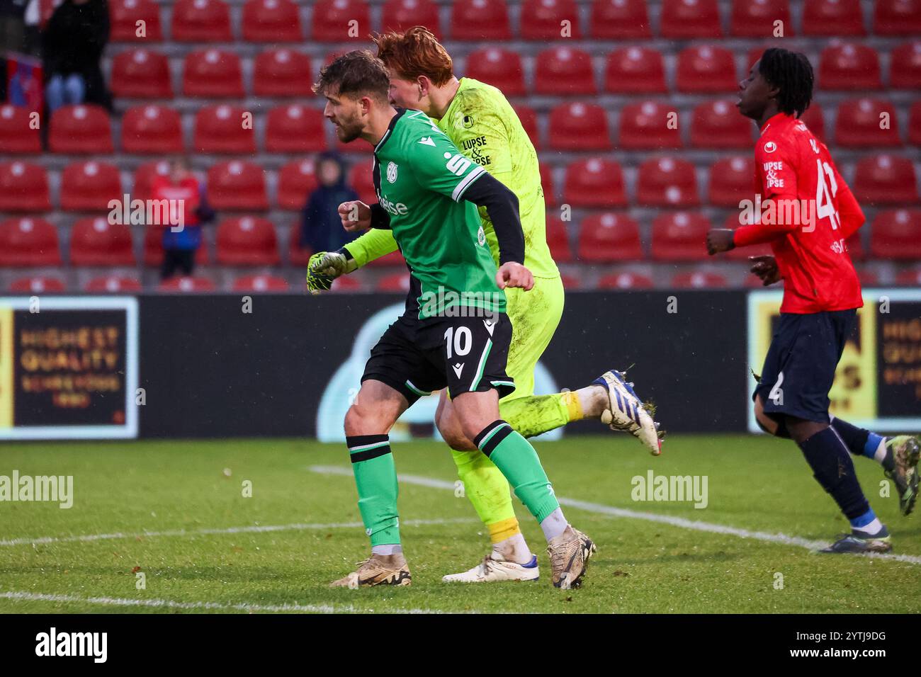 Zweikampf zwischen Eric Uhlmann (Hannover 96 II, #10) und Konstantin ...