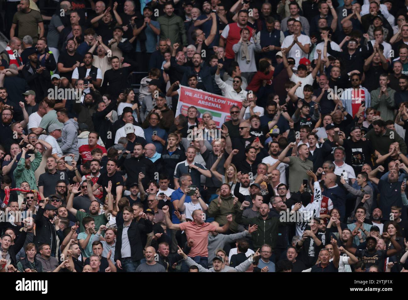 Arsenal fans celebrating hi-res stock photography and images - Alamy