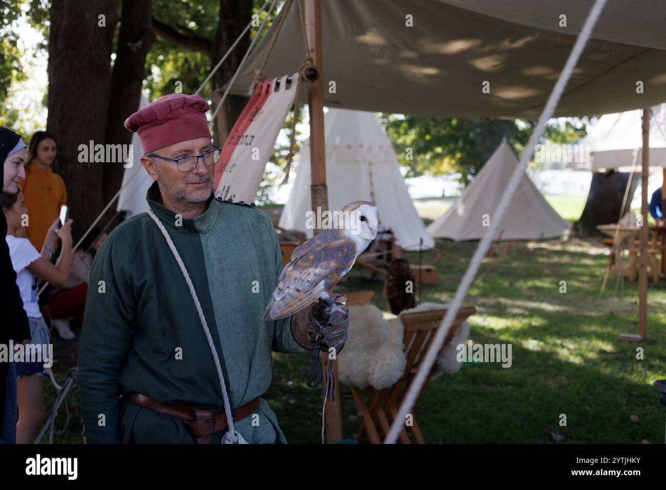 Medieval falconry hi-res stock photography and images - Alamy