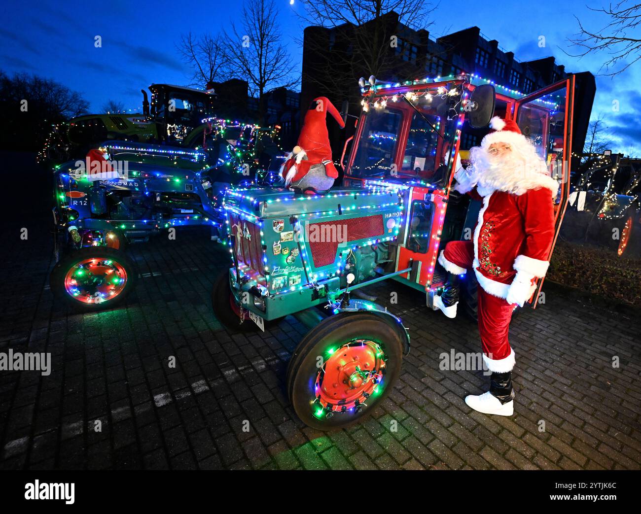 07 December 2024, North Rhine-Westphalia, Borken: A farmer dressed up ...