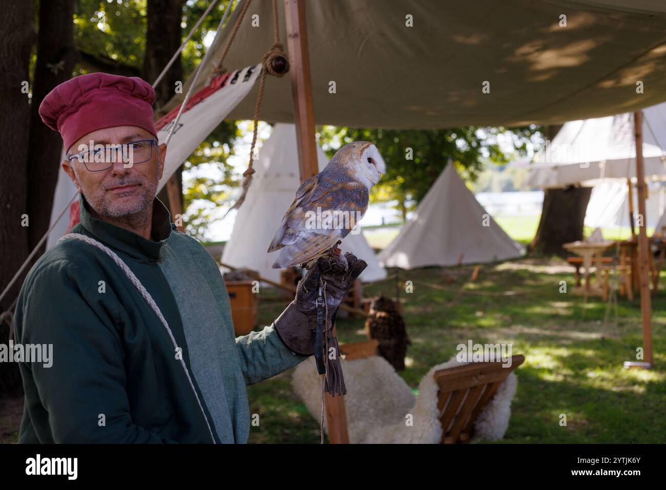 Medieval falconry hi-res stock photography and images - Alamy