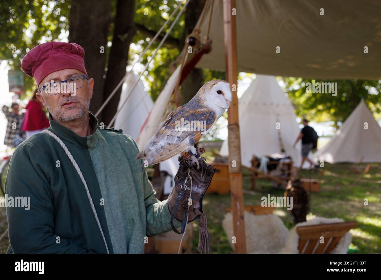 Medieval falconry hi-res stock photography and images - Alamy