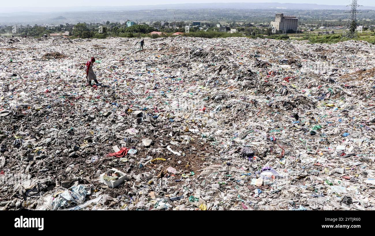 Nakuru, Kenya. 7th Dec, 2024. Waste pickers are seen recovering ...