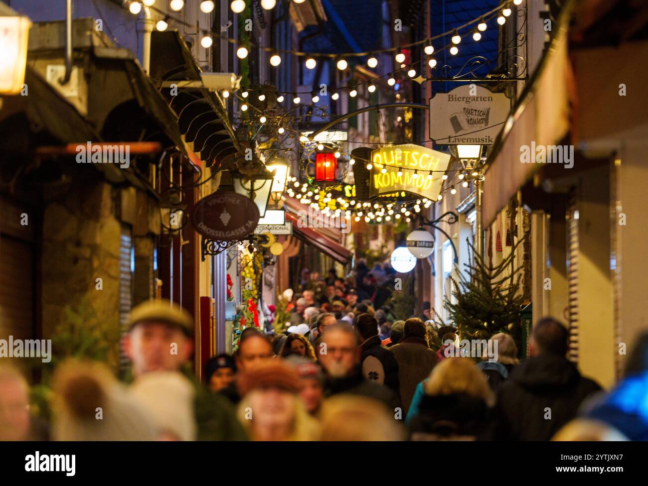 07 December 2024, Hesse, Rüdesheim: People jostle in the Drosselgasse ...
