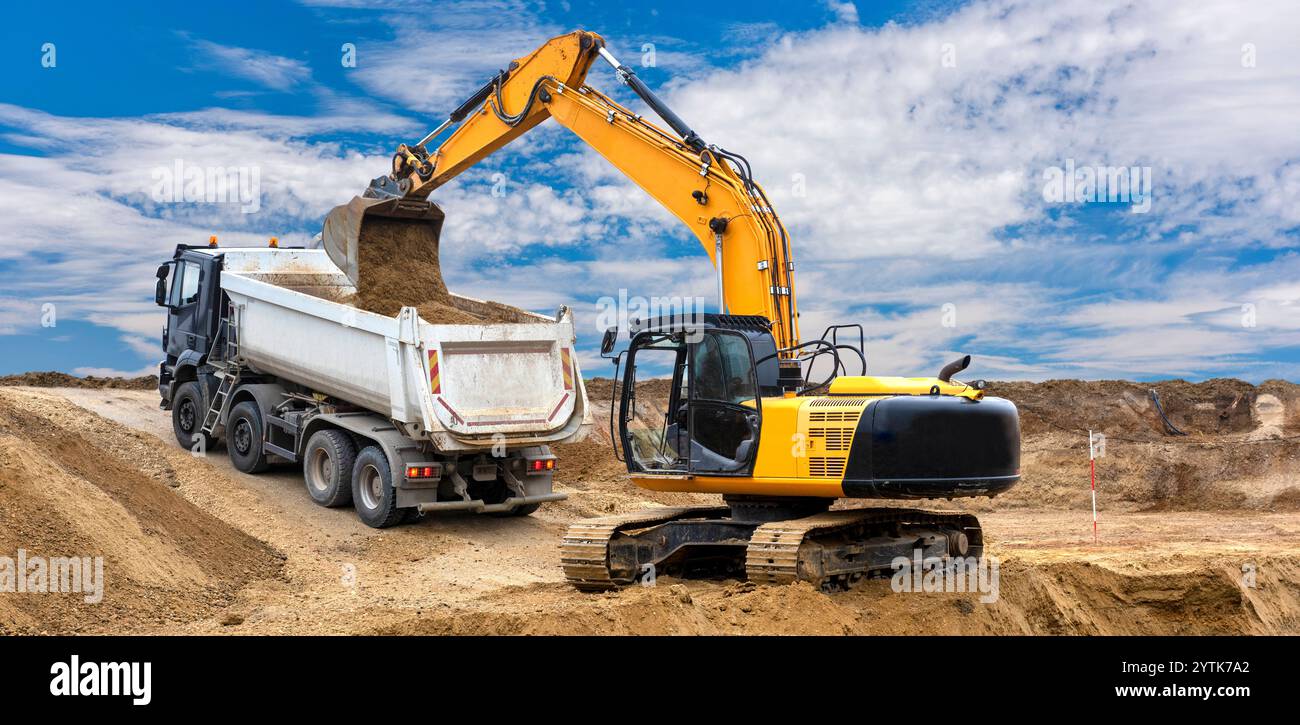 Bagger beim Aushub für einen Neubau Ein Bagger arbeitet an dem Aushub ...