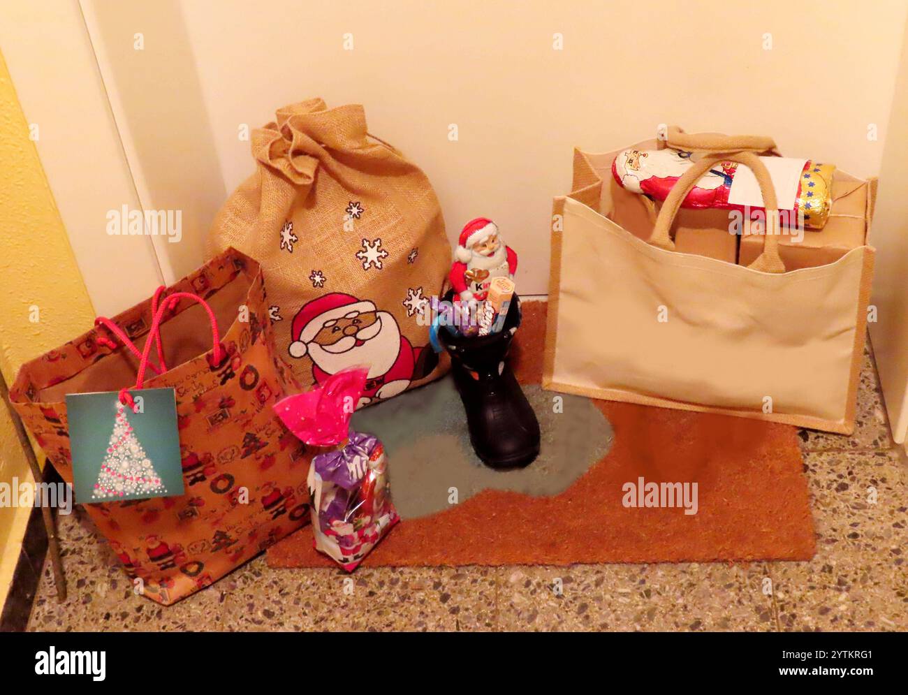 Zwei santas hi-res stock photography and images - Alamy