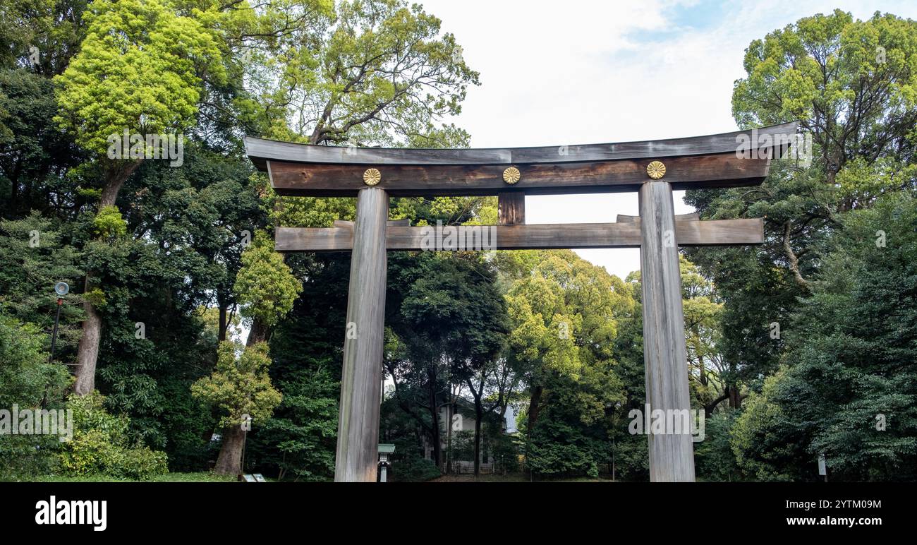 Torii gate at the entrance to the Meiji Shrine (Meiji Jingu) in Tokyo ...