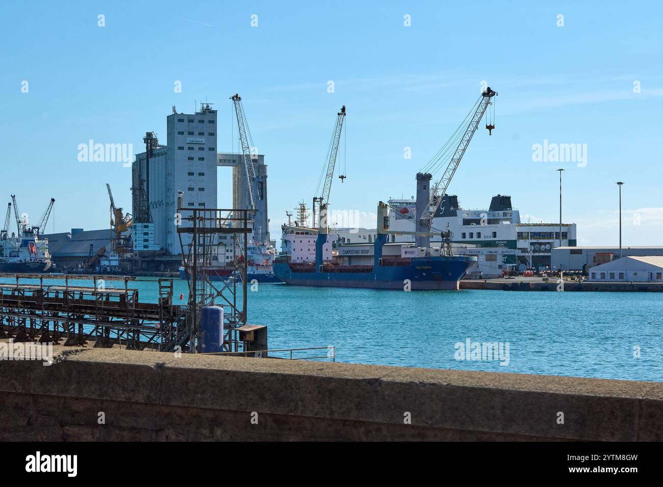 Multiple cargo ships docked hi-res stock photography and images - Alamy