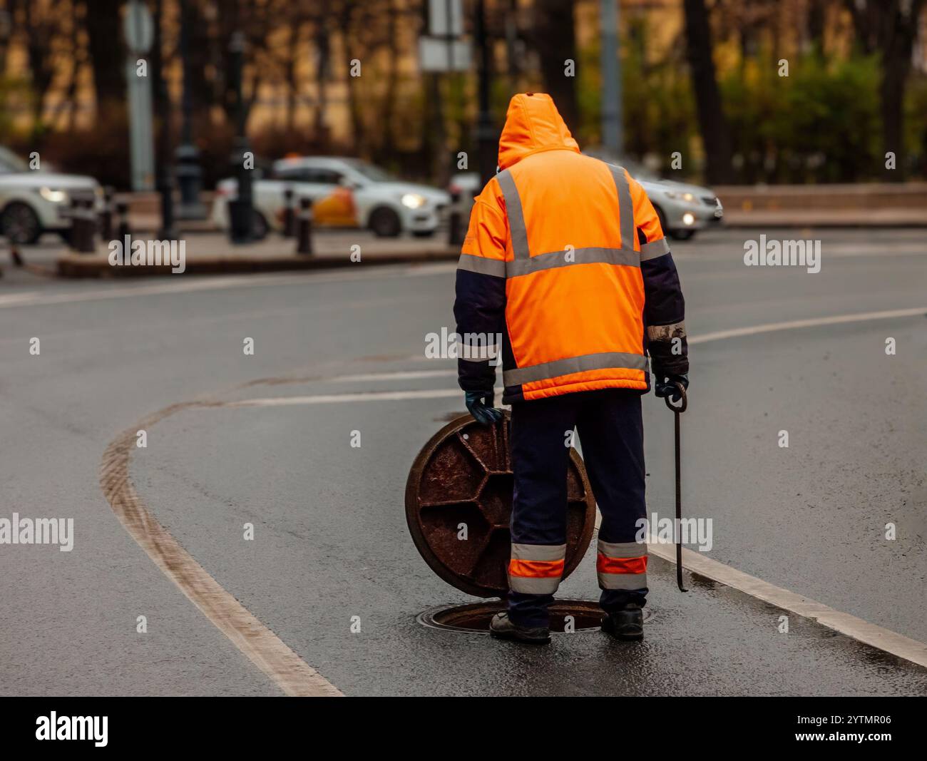Sewer worker cleaning manhole and unblocking sewers the road Stock ...
