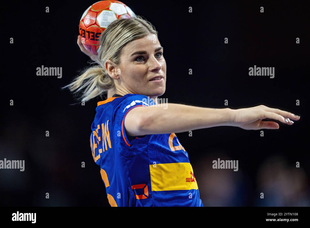 WENEN - Dutch handball star Angela Malestein in action against Norway ...