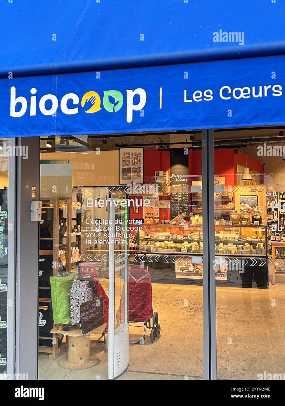 Grocery store front door hi-res stock photography and images - Alamy