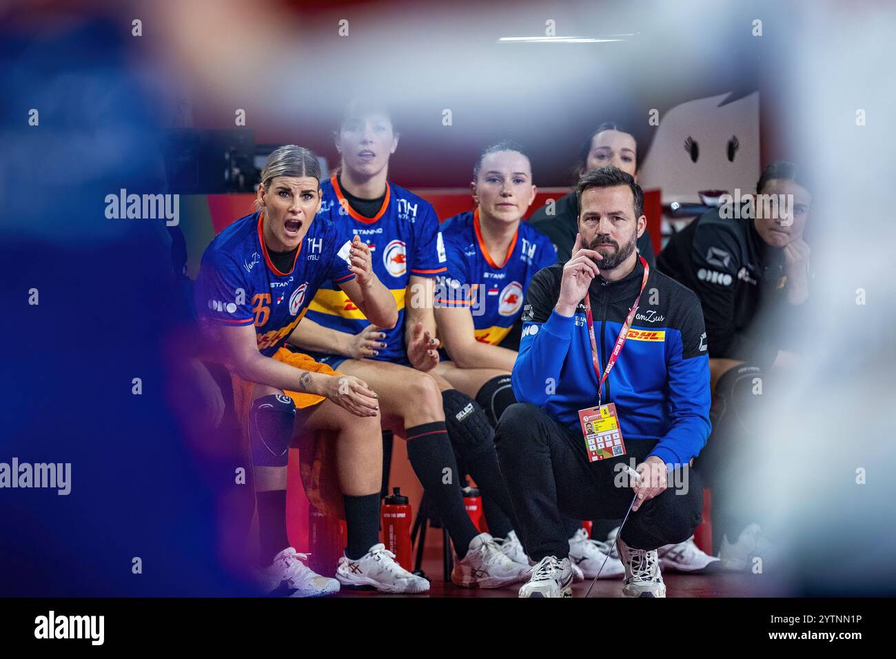 WENEN - Dutch handball star Angela Malestein, Lois Abbingh, Bo van ...