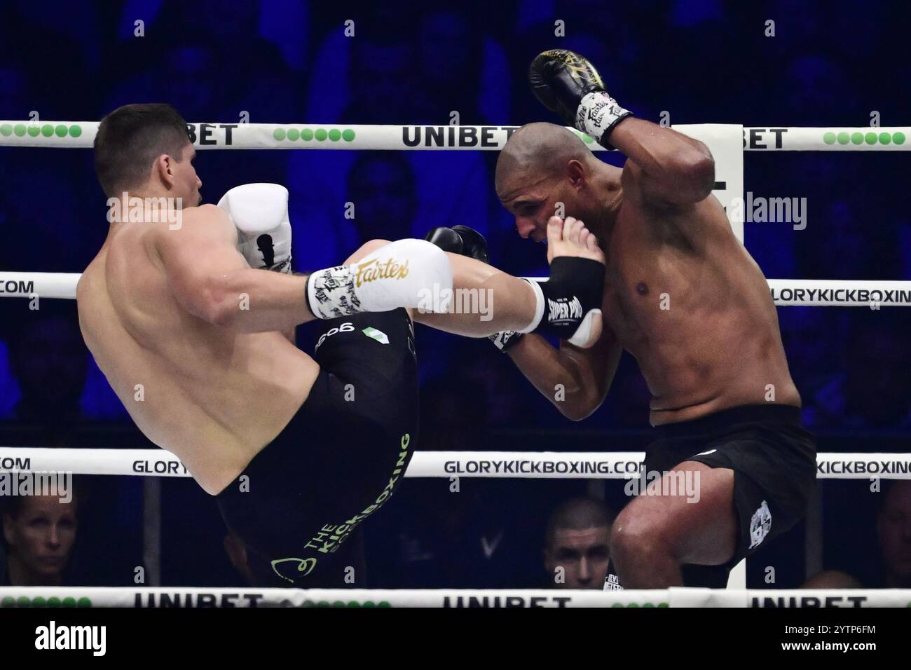 ARNHEM - Kickboxer Rico Verhoeven in action against Levi Rigters during ...