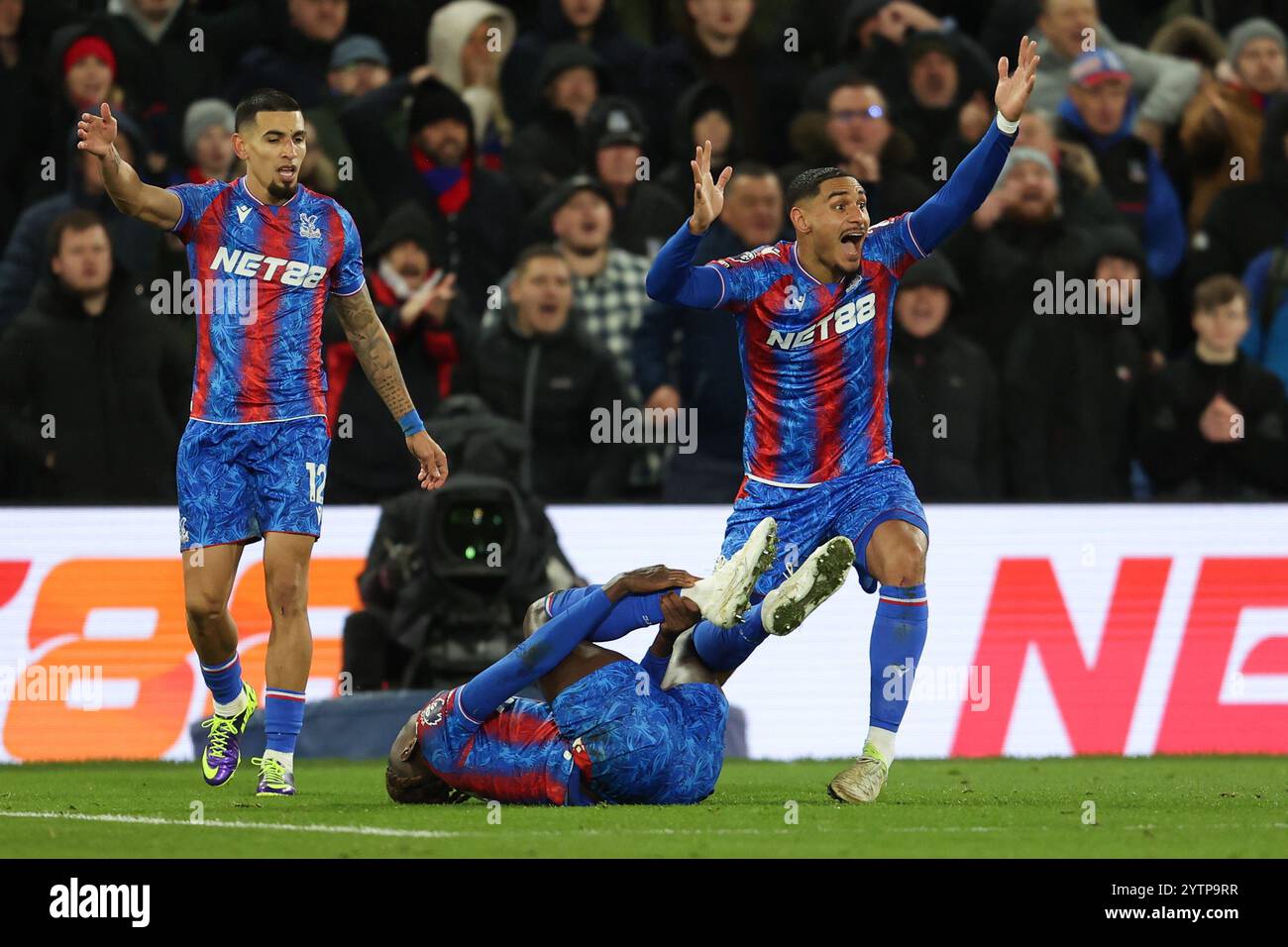 London, UK. 07th Dec, 2024. Crystal Palace defenders Daniel Munoz and ...