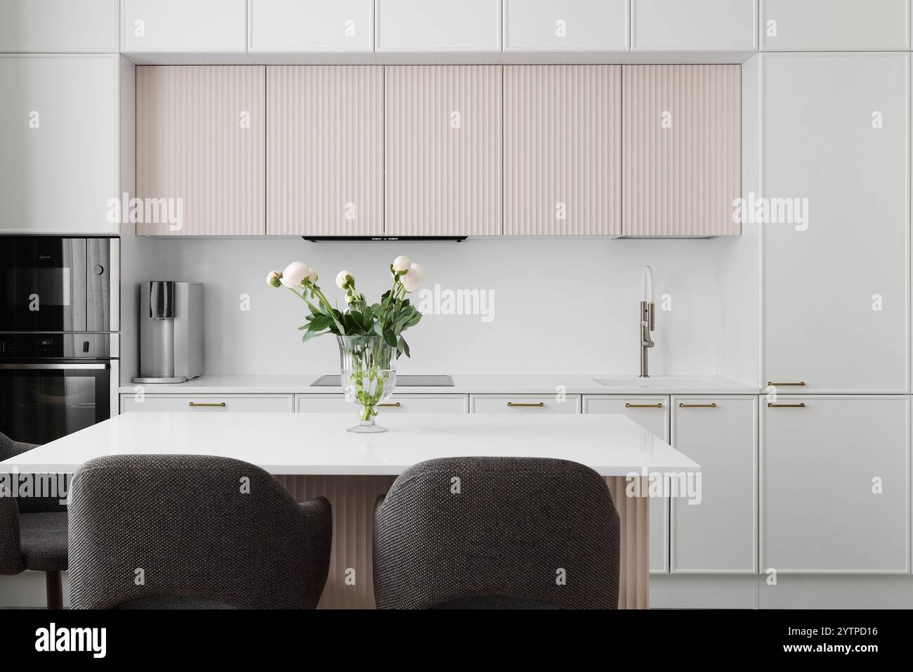 Modern kitchen features floral hi-res stock photography and images - Alamy