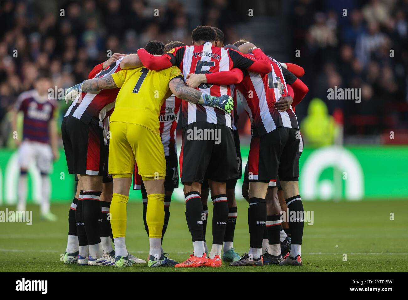 Brentford have a team huddle during the Premier League match Brentford ...