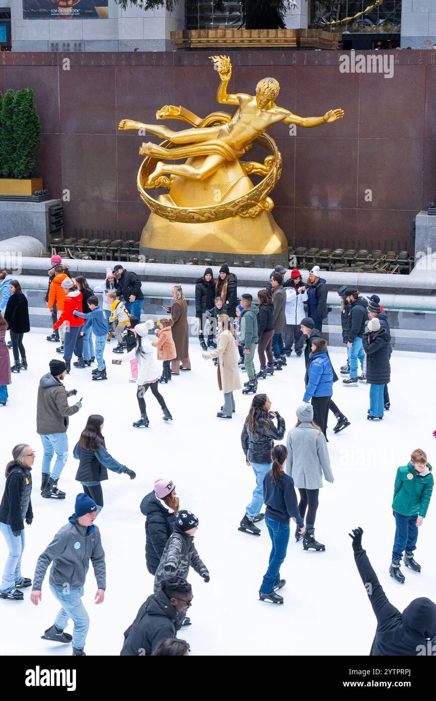 People ice skating at the Rockefeller Center Skating Rink in midtown ...