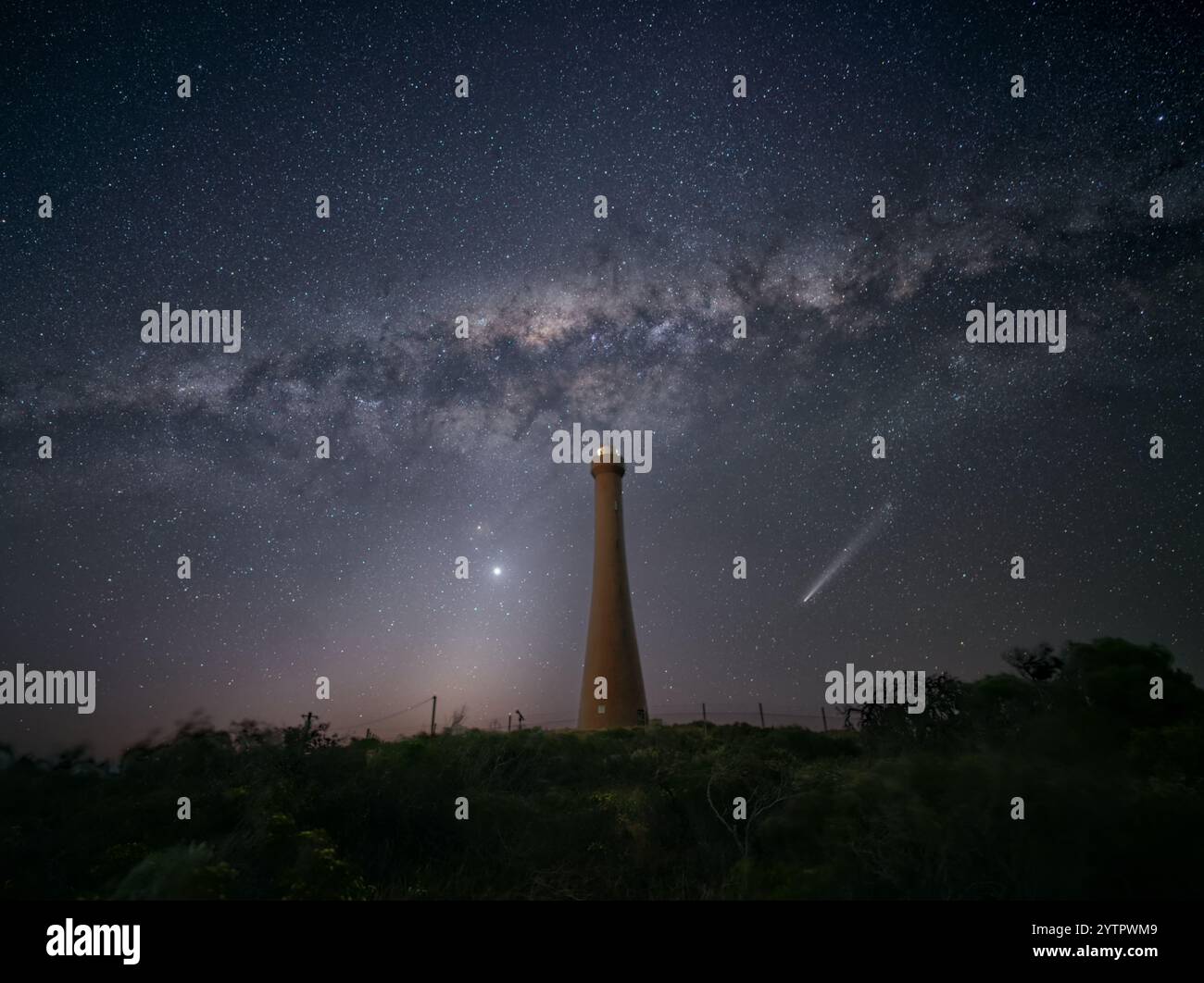 Comet C/2023 A3 (Tsuchinshan–ATLAS), the setting core of the Milky Way ...