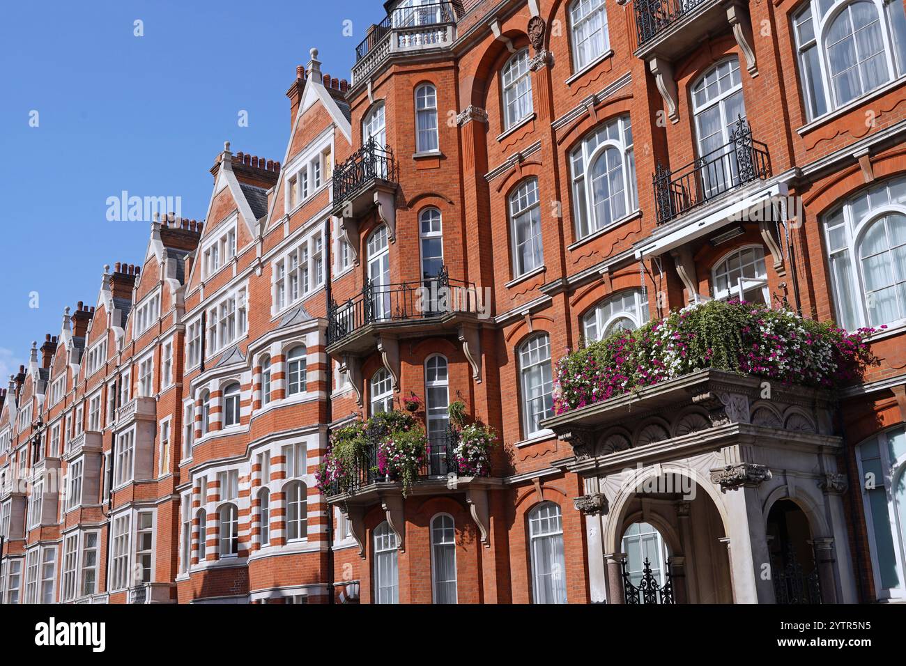 Front of elegant old apartment building in Mayfair district of London ...