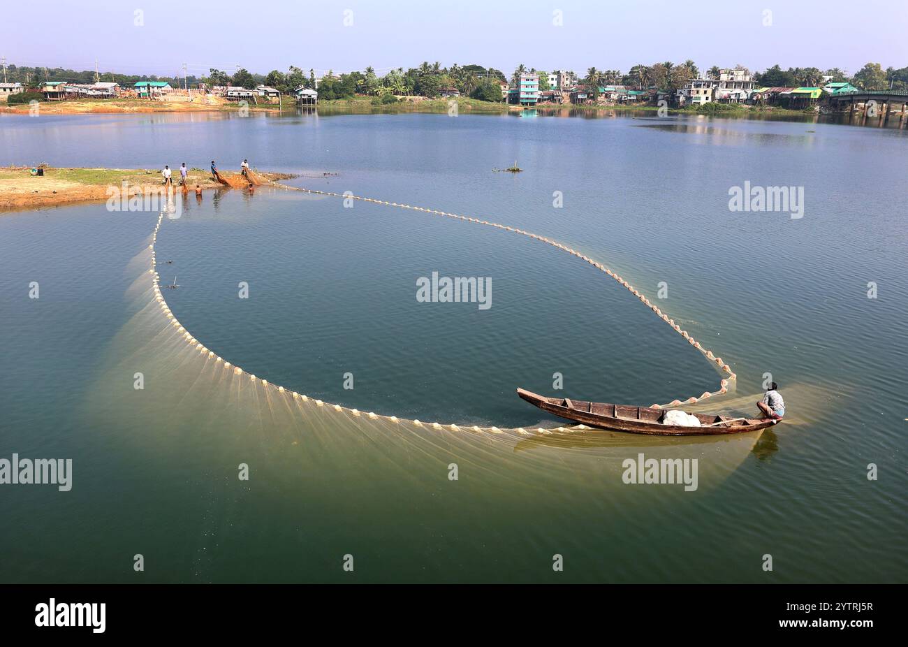 Rangamati, Rangamati Lake, Bangladesh. 7th Dec, 2024. Fishermen are ...