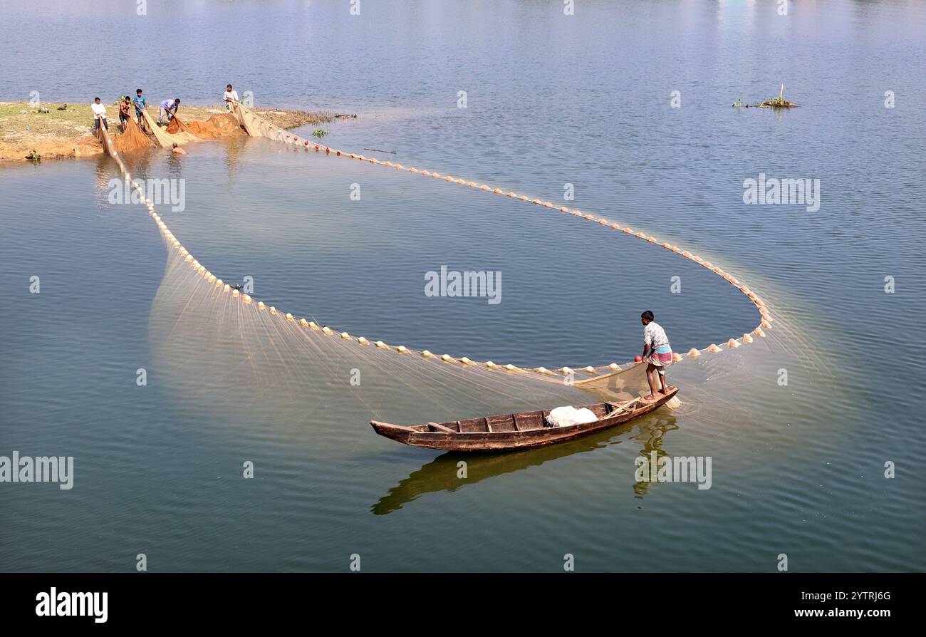 Rangamati, Rangamati Lake, Bangladesh. 7th Dec, 2024. Fishermen are ...