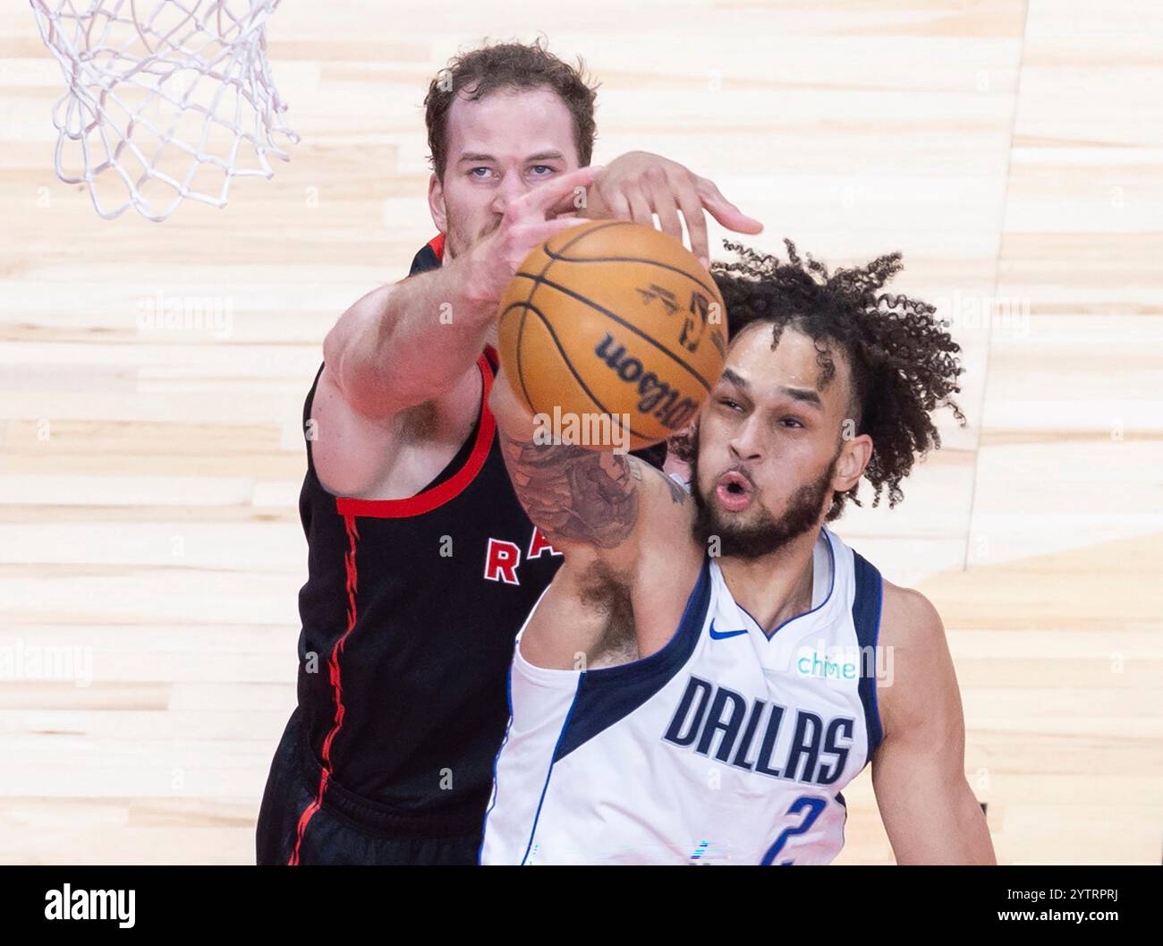Toronto, Canada. 7th Dec, 2024. Dereck Lively II (R) of Dallas ...