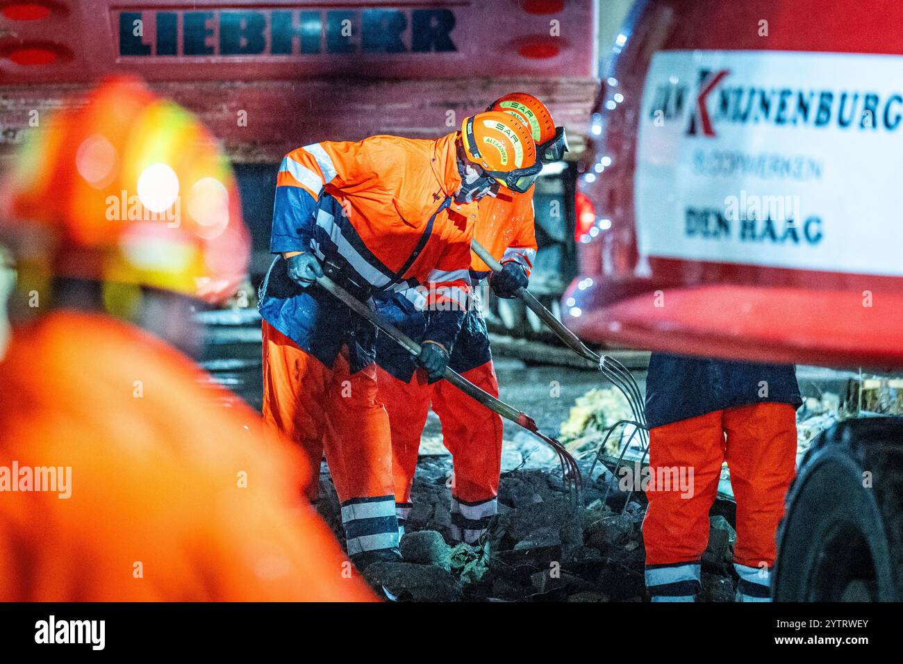 DEN HAAG - Emergency services are searching for victims under the ...