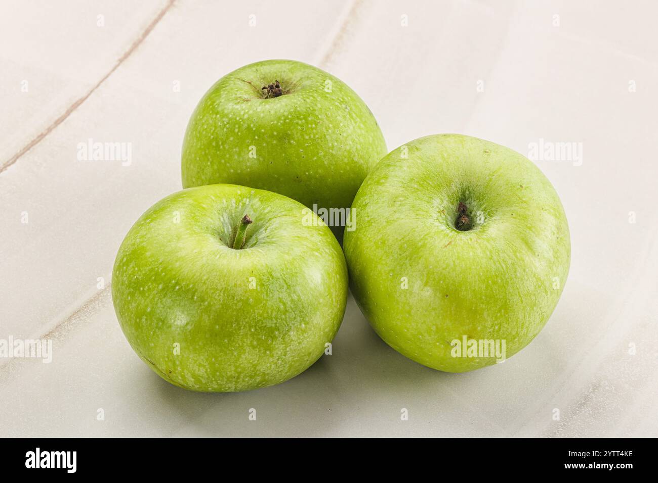 Sweet and juicy green apple heap Stock Photo - Alamy