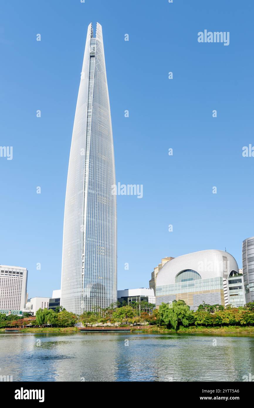 Skyscraper by lake at downtown of Seoul, South Korea Stock Photo - Alamy