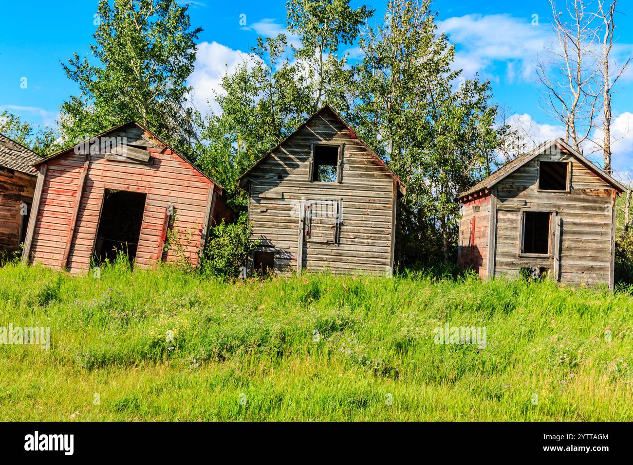 Old dilapidated wooden houses hi-res stock photography and images - Alamy