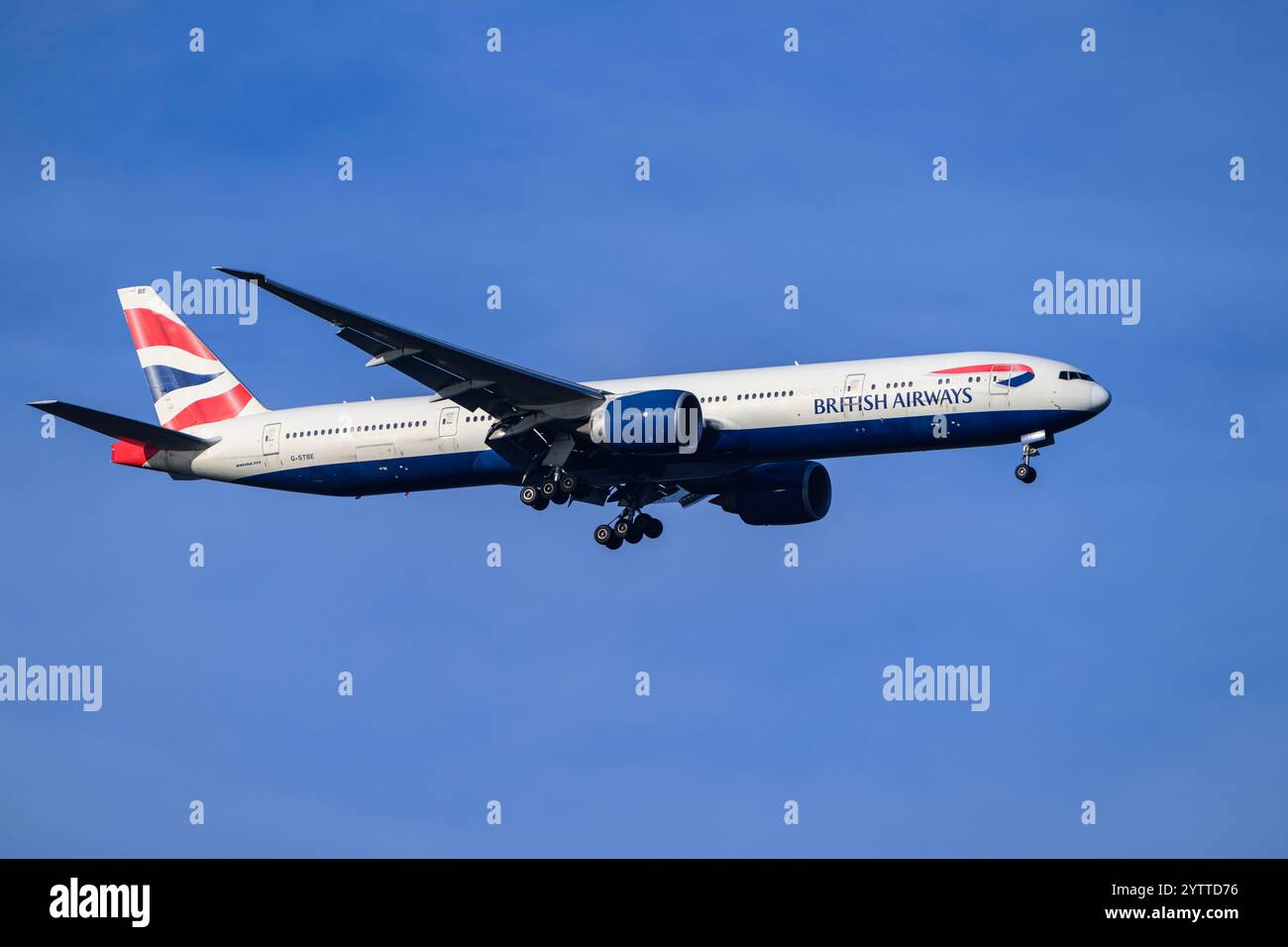 British Airways Boeing 777 arriving Stock Photo - Alamy