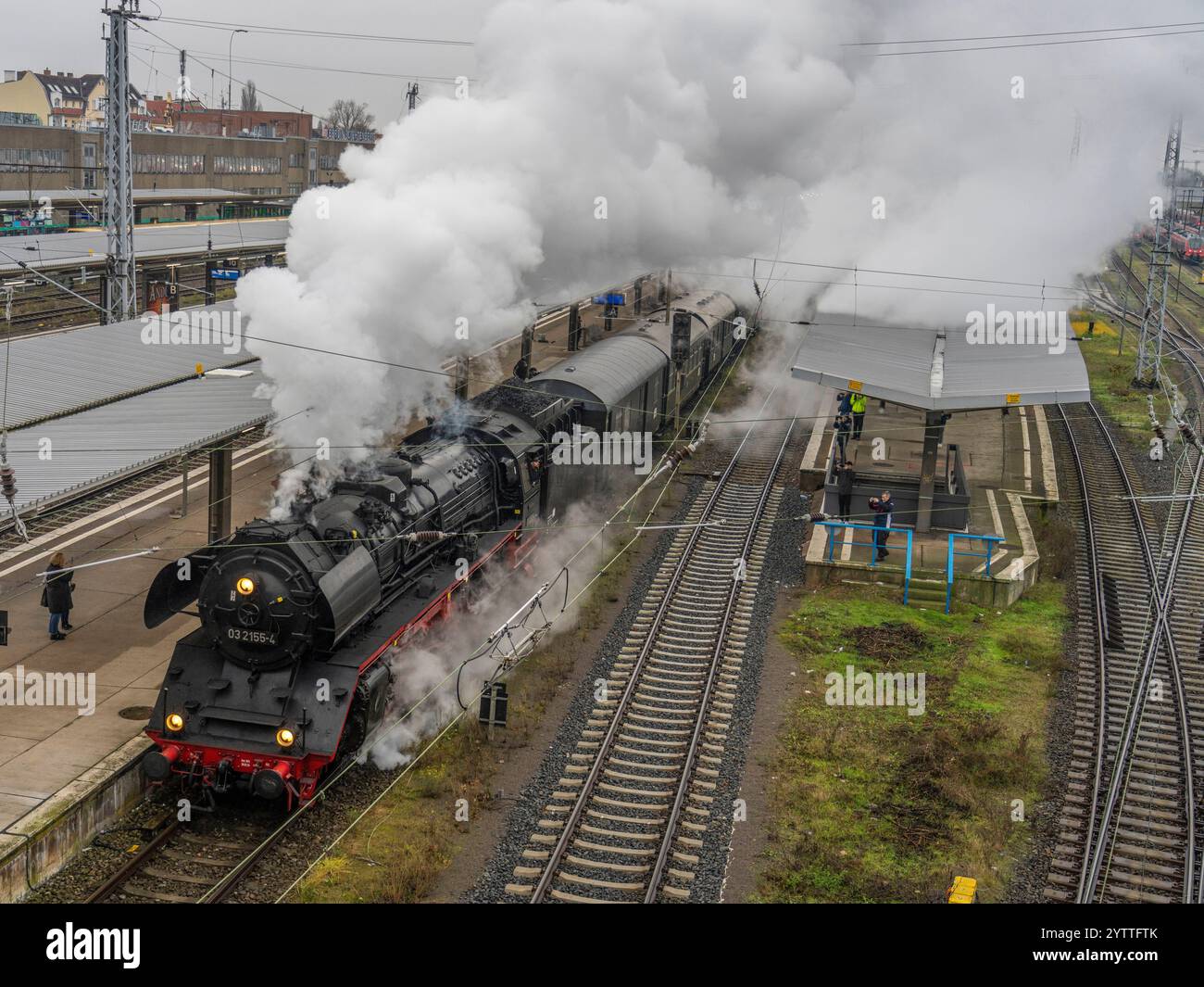 Ein von einer Schnellzug-Dampflokomotive gezogener Zug der Berliner ...