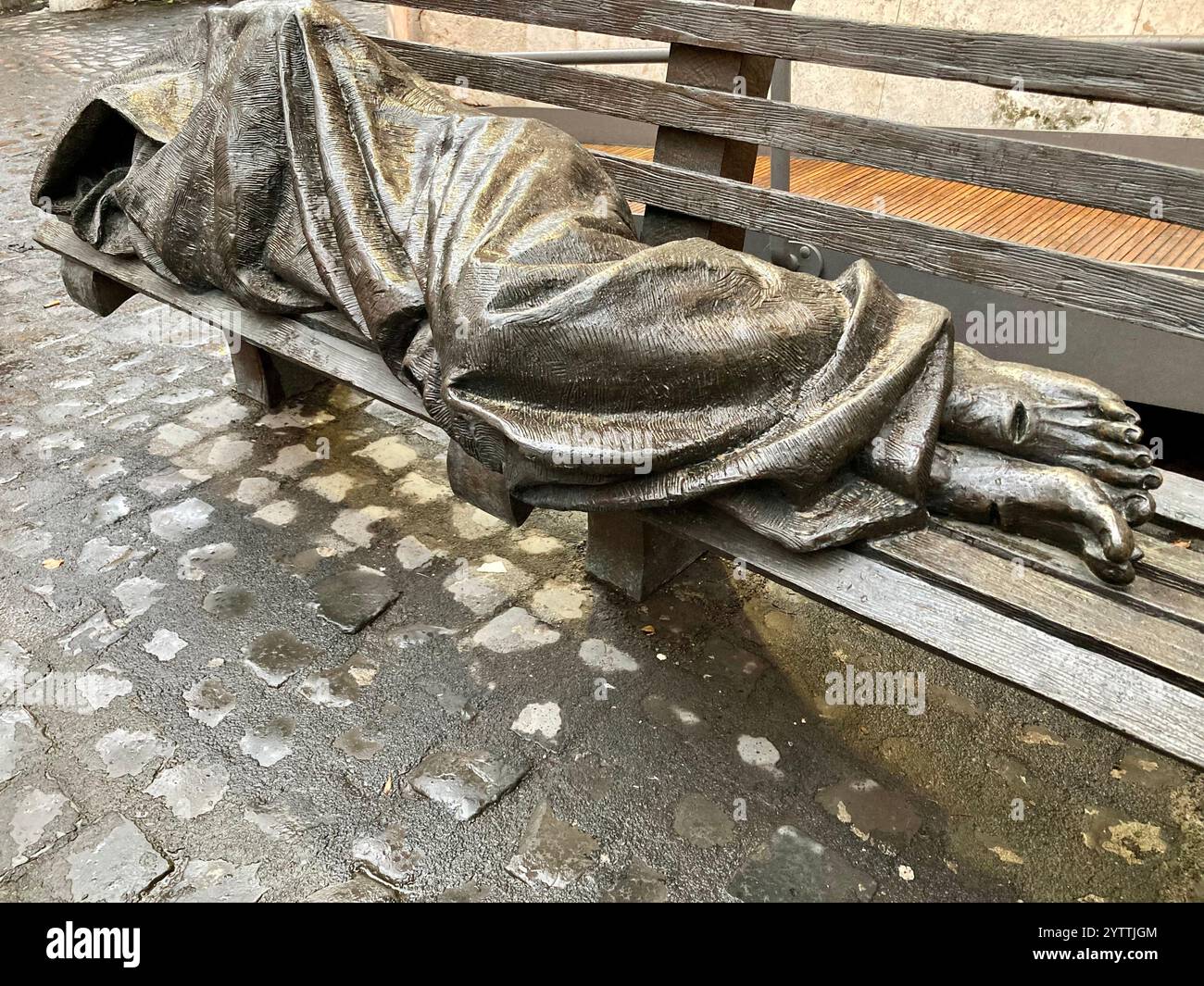 A Homeless Jesus bronze sculpture by Timothy Schmalz on a park bench in ...