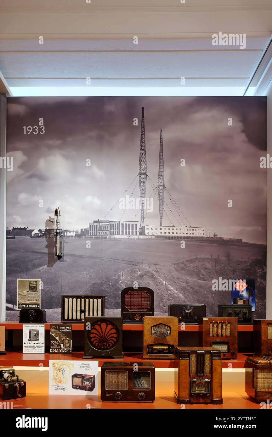 1930s radio hi-res stock photography and images - Alamy