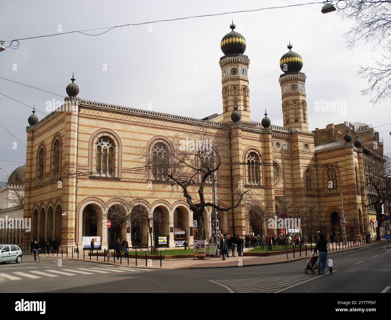 The exterior of the Great Synagogue in Budapest (Hungary Stock Photo ...