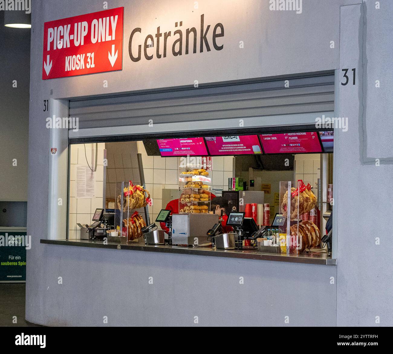 Ein noch geschlossener Imbiss / Imbissstand im Umlauf der Arena mit der ...