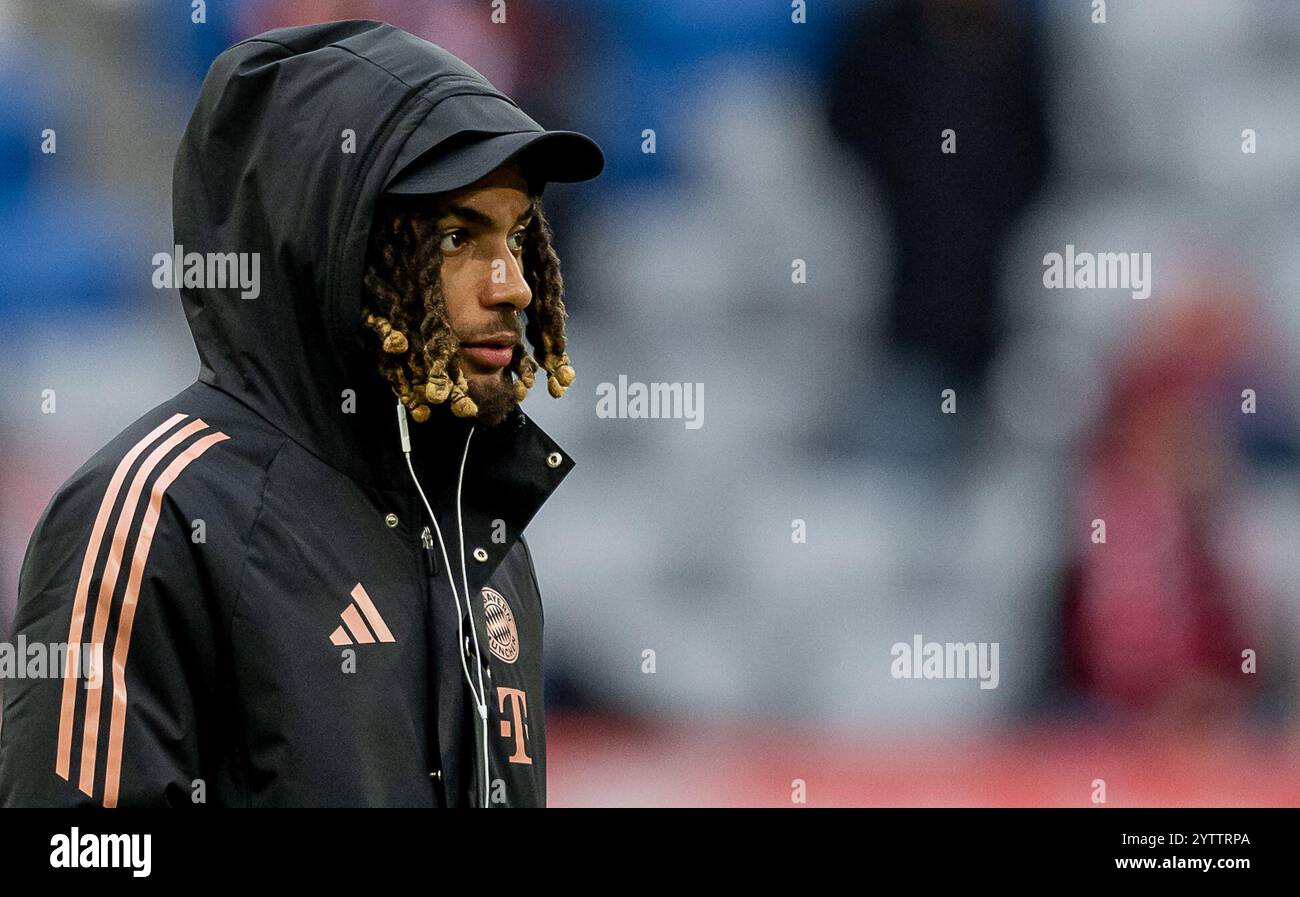 Sacha Boey (FC Bayern Muenchen, #23) bei der Platzbesichtigung. GER, FC ...