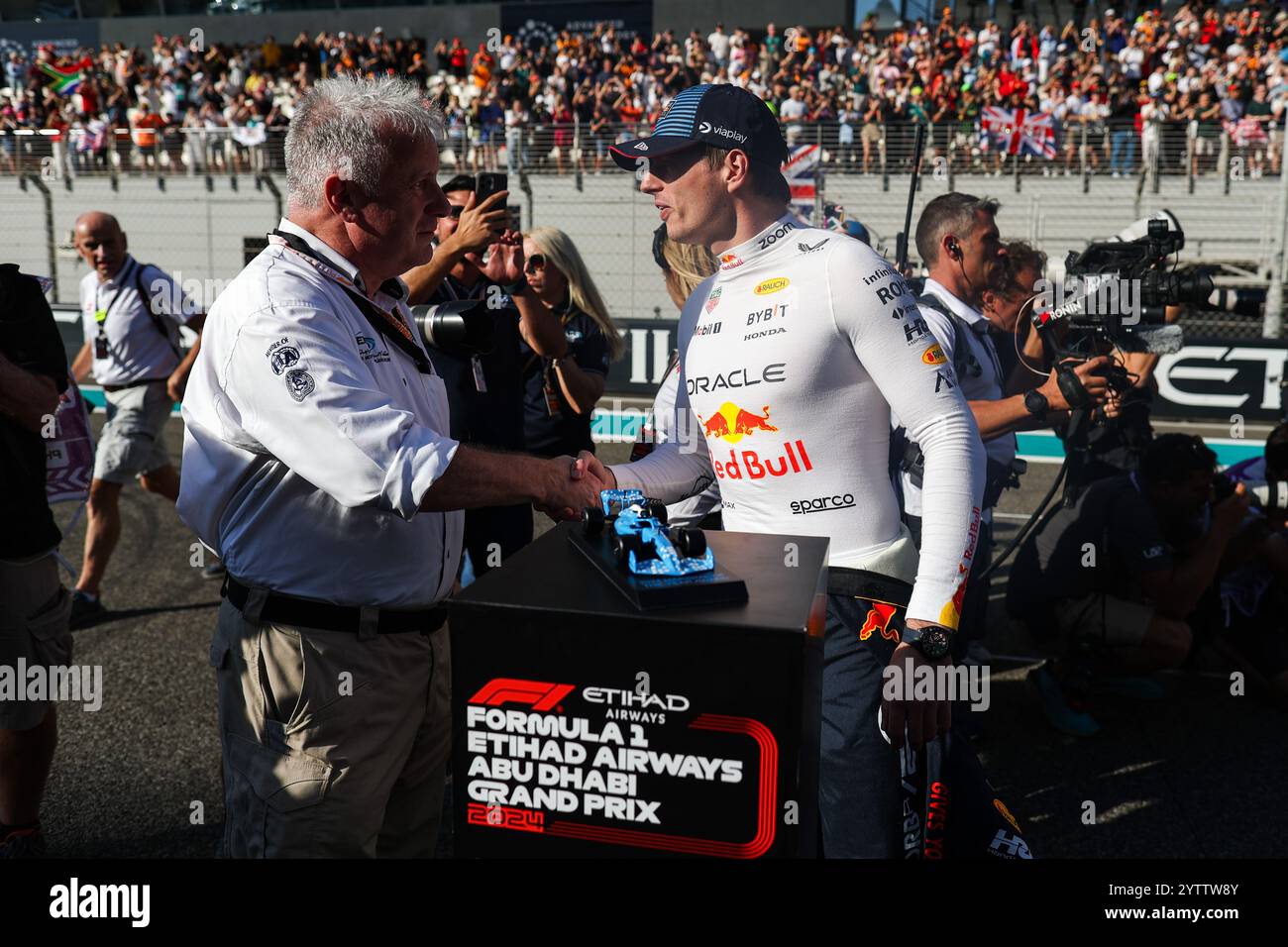 VERSTAPPEN Max (ned), Red Bull Racing RB20, portrait marshall ...