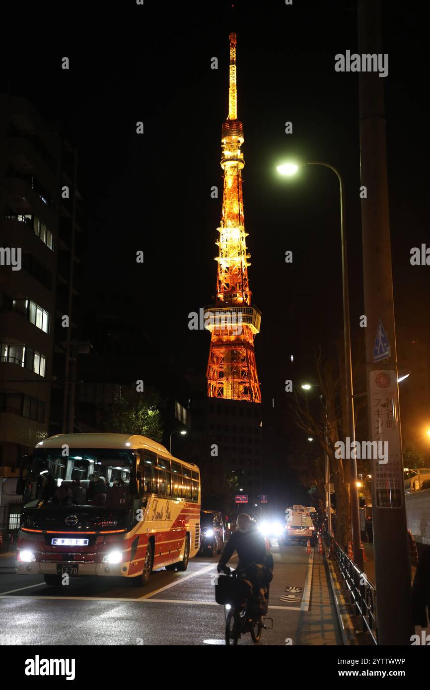 Lit up tokyo tower hi-res stock photography and images - Alamy