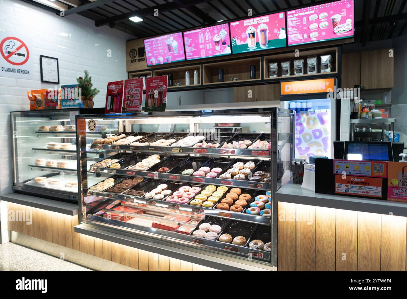 KUALA LUMPUR, MALAYSIA - NOVEMBER 21, 2023: Dunkin' Donuts cafe in KLIA ...