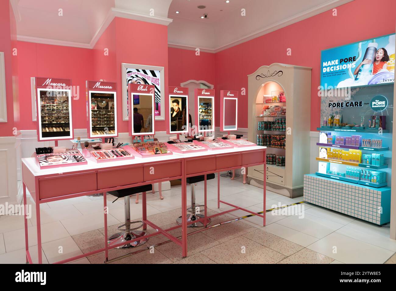 Benefit make up store hi-res stock photography and images - Alamy
