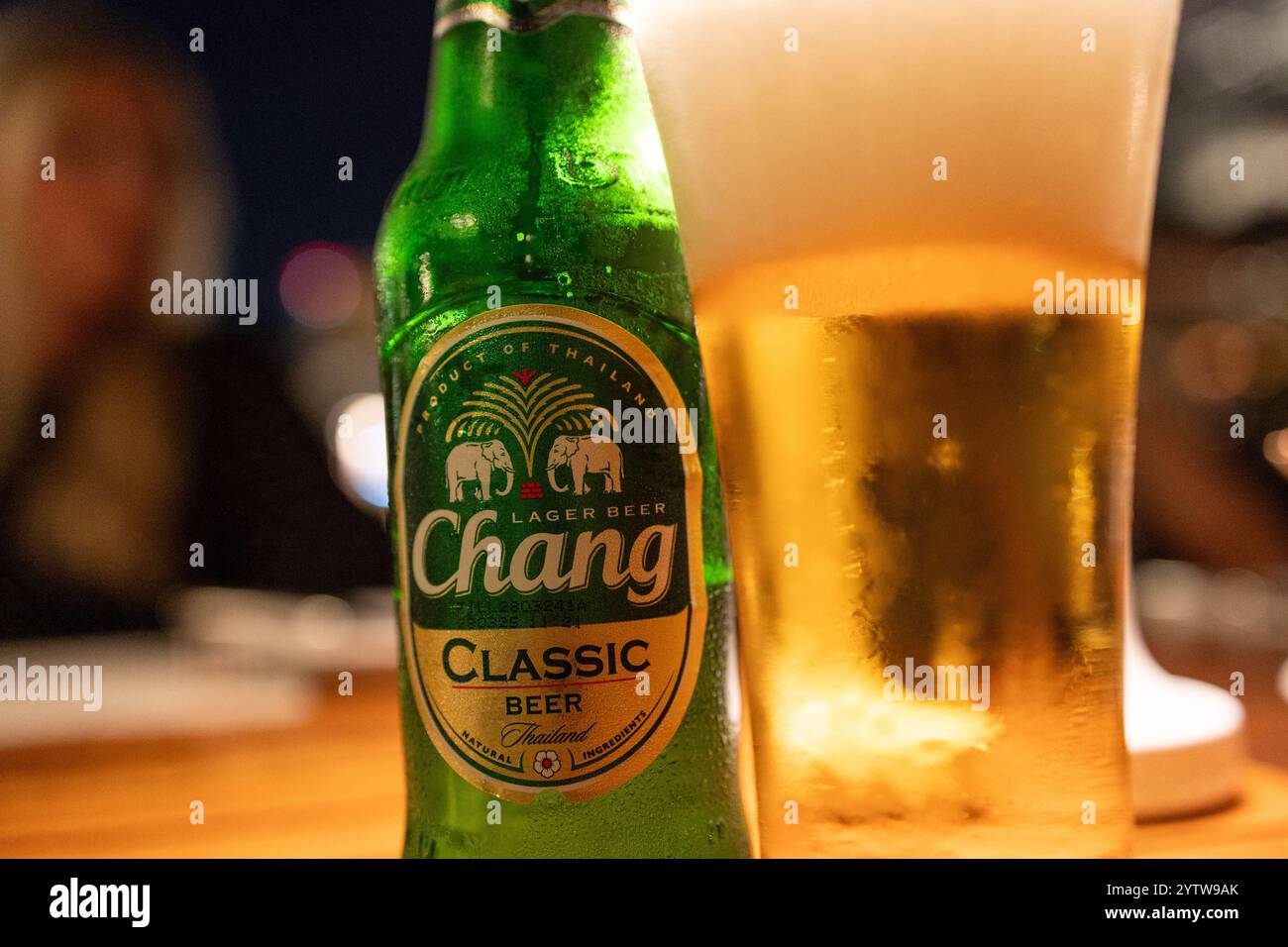 Eine erfrischende Chang-Bierflasche und ein gefülltes Bierglas ...