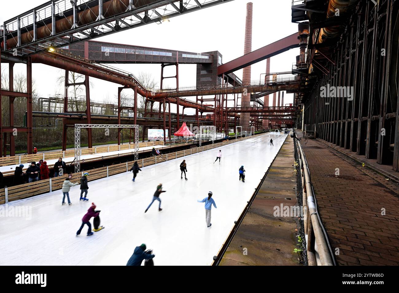 Essen, Germany. 08th Dec, 2024. Ice skating on the ice rink at the ...