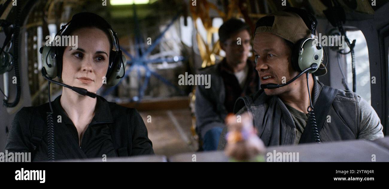 Flight Risk Michelle Dockery & Mark Wahlberg Stock Photo - Alamy