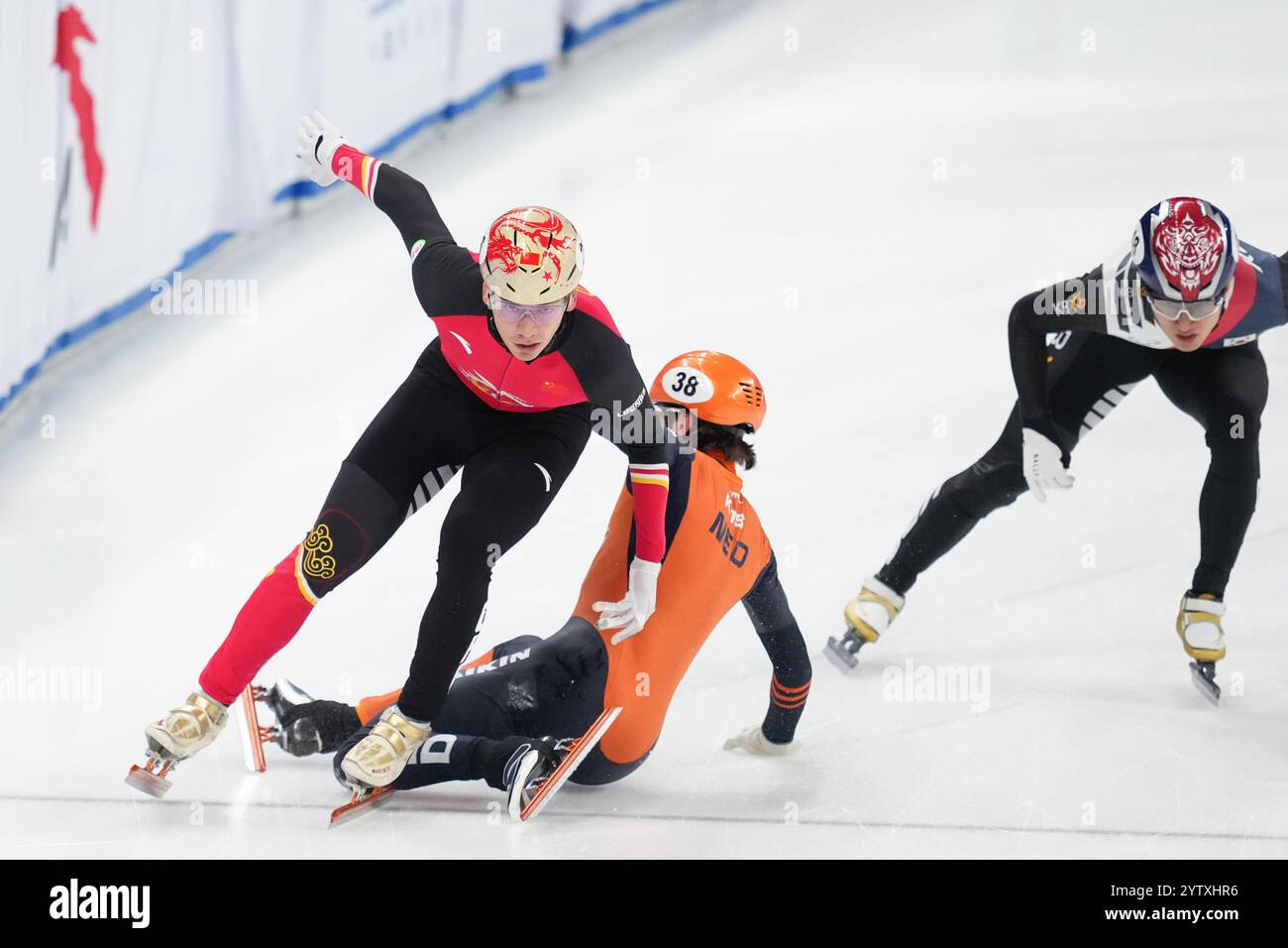 (241208) -- BEIJING, Dec. 8, 2024 (Xinhua) -- Liu Shaolin (L) of China ...