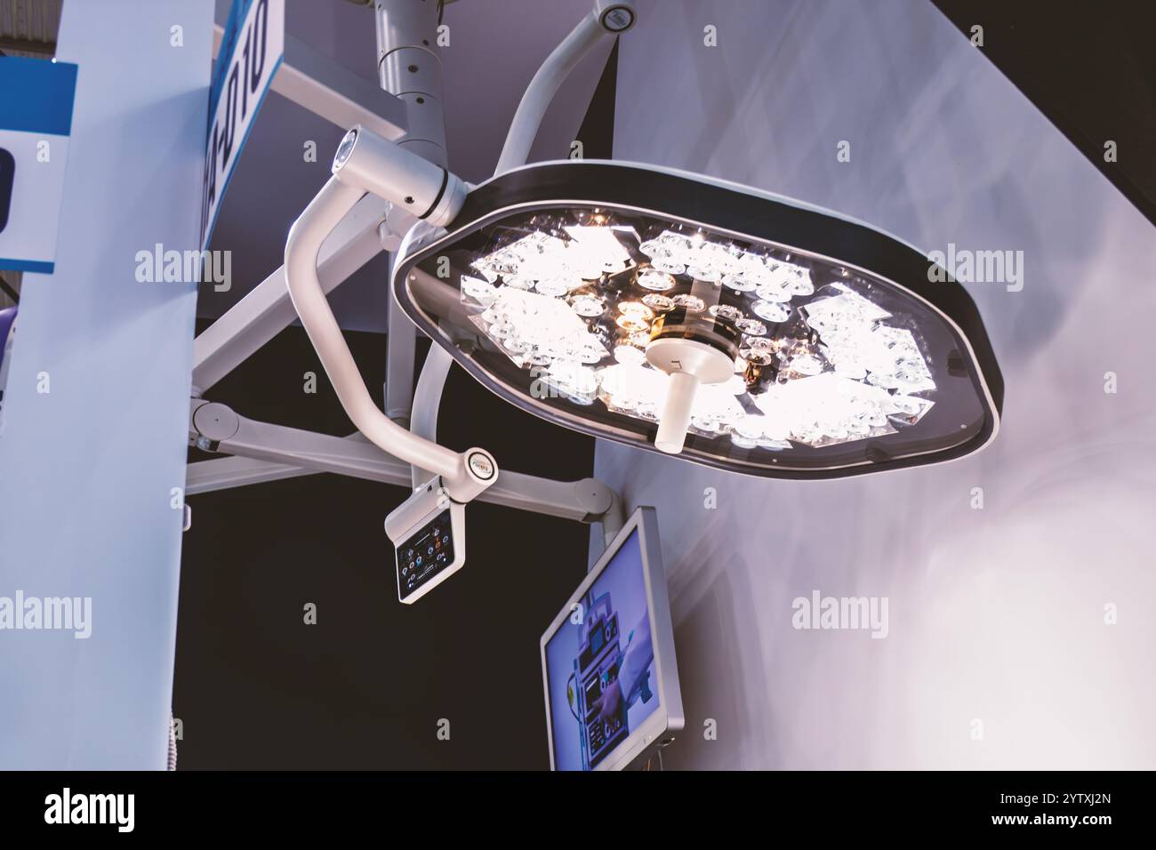 LED surgical lamp. Lighting unit for the operating room Stock Photo - Alamy