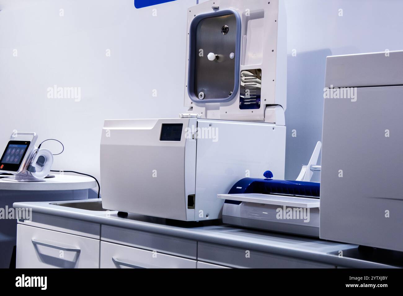 Apparatus for washing, ultrasonic cleaning, thermal disinfection and ...