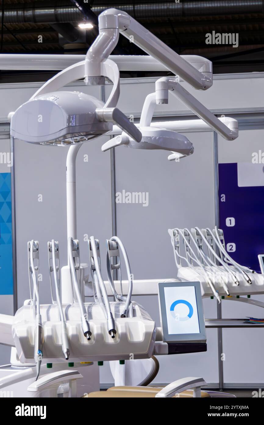 Dental unit with instrument holder with working position fixation and ...