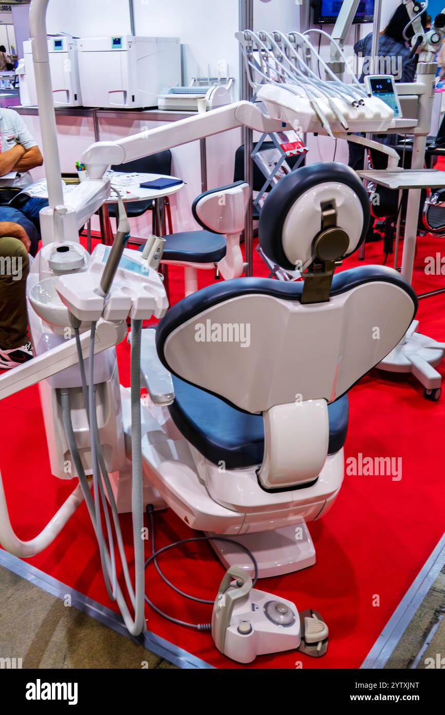 Dental unit with instrument holder with working position fixation and ...